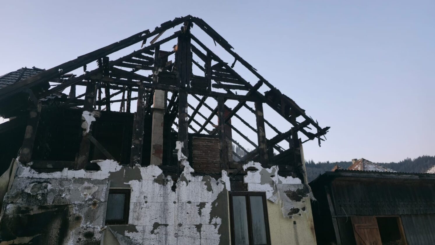Incendii puternice în Ciumârna și Fundu Moldovei FOTO